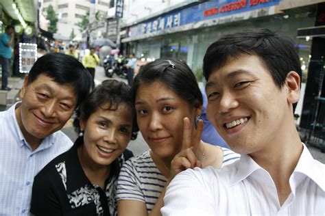 막내횟집 앞에서 찍은 우리 가족 사진 Chadorri Com