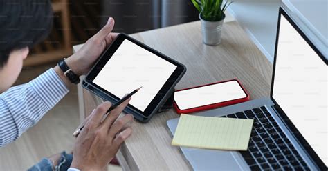 사무실에서 여러 전자 인터넷 장치로 작업하는 매력적인 윤 남자 사진 Unsplash의 노트북 사용 이미지