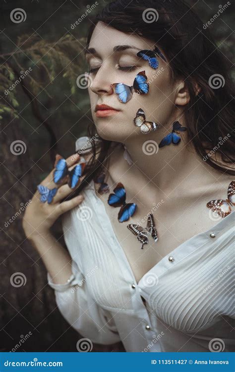 Pi Kny Sztuka Portret Naga Kobieta Z B Kitnymi Motylami Dalej Obraz Stock Obraz Z O Onej Z