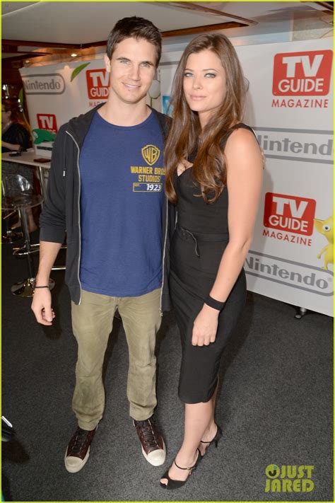 Stephen Robbie Amell Nintendo Oasis At Comic Con Photo Aaron Paul Alison Brie