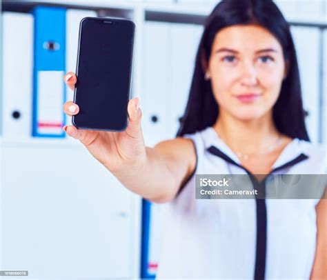 젊은 미소 비즈니스 여자 빈 스마트폰 화면을 보여주는 스마트폰에 초점 메시지에 대 한 여유 공간 가까운에 대한 스톡 사진 및 기타 이미지 Istock