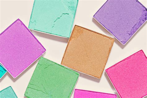 생생한 색상의 아이 섀도우 메이크업 팔레트 핑크 바이올렛 블루 그린 색상 여성 화장품 및 미용 제품 사각형 패키지의 반짝이는 아이 섀도우 미적 질감 배경 바비 스타일 0명에