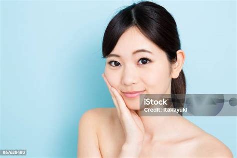 매력적인 아시아 여자 스킨케어 이미지 파란색 배경에 고립 메이크업 화장품에 대한 스톡 사진 및 기타 이미지 메이크업 화장품 몸 가꾸기와 미용 미소 Istock