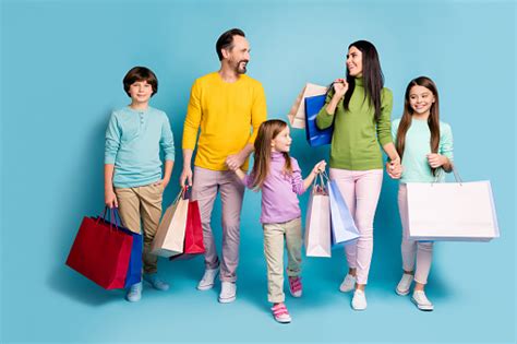 전체 길이 바디 사이즈 보기 의 좋은 매력 있는 쾌활 한 쾌활 한 큰 전체 가족 운반 가방 새로운 것 들 옷 들고 손을 잡고 손을 고립 된 선명한 선명한 선명한 블루 컬러