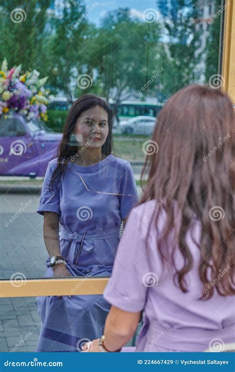 красивое отражение девушки в витрине магазина Стоковое Изображение изображение насчитывающей