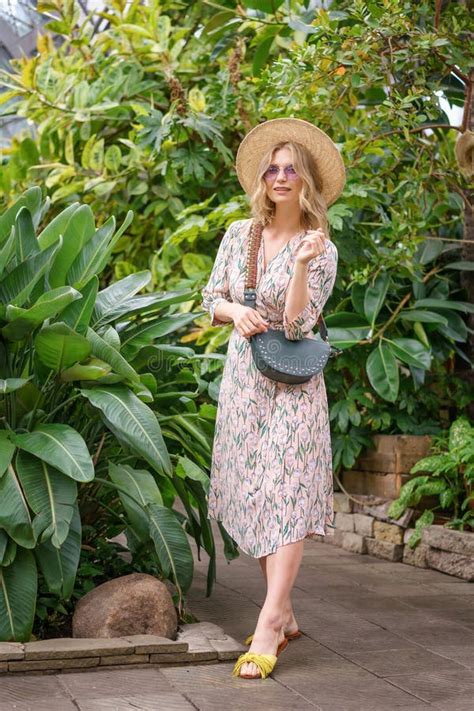Hermosa Mujer Feliz Con Un Sombrero De Paja En El Parque Imagen De Archivo Imagen De Goce