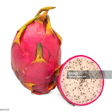 피타야 또는 드래곤 과일과 흰색 배경에 고립 된 사실적인 질감과 그 단면 3d 렌더링 0명에 대한 스톡 사진 및 기타 이미지 0명 3차원 형태 건강한 생활방식