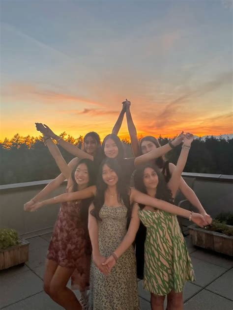 Candid Group Poses Candid Group Photos Friends Candid Friend Poses
