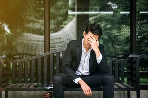 사업 실패와 실업 문제의 개념입니다 실업자 실업 사무실 복도에 혼자 앉아 있다 미래에 대 한 강조 이다 개념에 대한 스톡 사진 및 기타 이미지 Istock