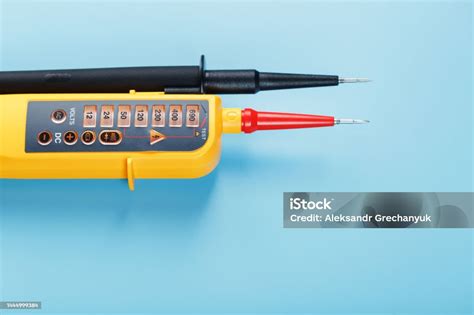파란색 배경에 전기 회로의 전압을 단계별로 표시하는 노란색 테스터 0명에 대한 스톡 사진 및 기타 이미지 0명 검사 보기 계기판 측정기 Istock