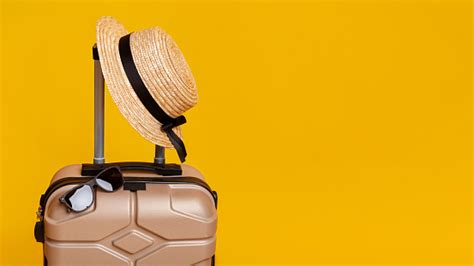 여름 여행 노란색 배경 위에 선글라스와 모자가 있는 가방 0명에 대한 스톡 사진 및 기타 이미지 0명 가방 개념 Istock