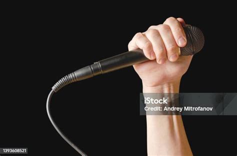 마이크를 손에 들고 클로즈업합니다 검은 배경에 고립 됨 마이크에 대한 스톡 사진 및 기타 이미지 마이크 랩 손 Istock