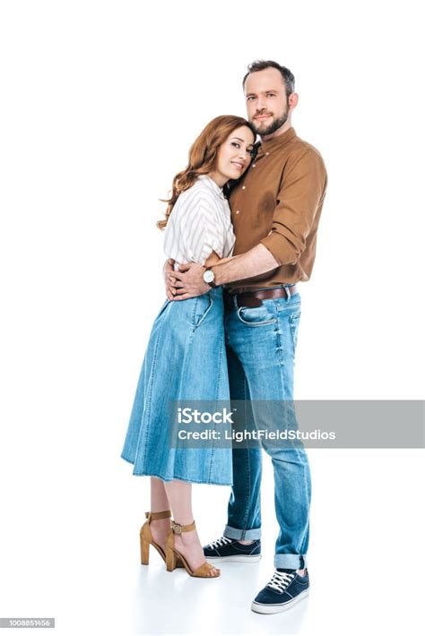 아름 다운 행복 한 커플 포옹과 흰색 절연 카메라에 미소의 전체 길이 보기 갈색 머리에 대한 스톡 사진 및 기타 이미지 갈색 머리 남자 남자 친구 Istock
