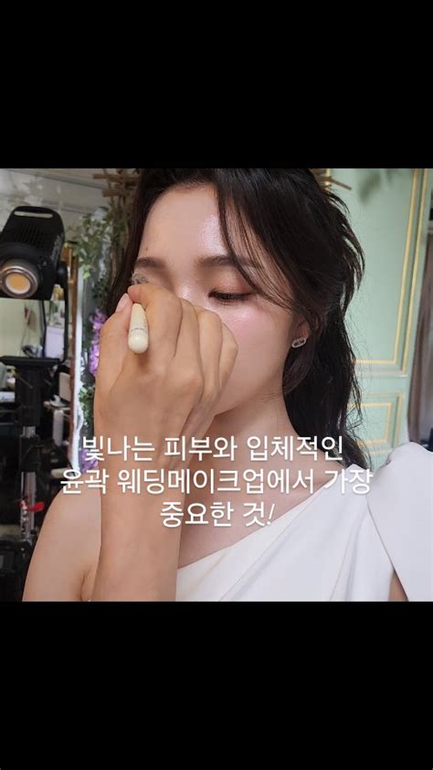 유림 웨딩공식계정 청담본점 ㆍ 클래식에 엣지 한스푼~ 앞머리 포인트 잔머리 연출로 세련되고 스타일리시한 본식헤어스타일 유림메이크업헤어 본식헤어메이크업 본식헤어스타일