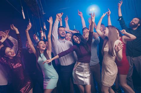 귀여운 세련 된 트렌디 한 사람들 천년 기쁘게 콘텐츠 닫기 눈 재미 재미 펑키 이동 인상 손 드레스 드레스 정장 아름 다운 잘