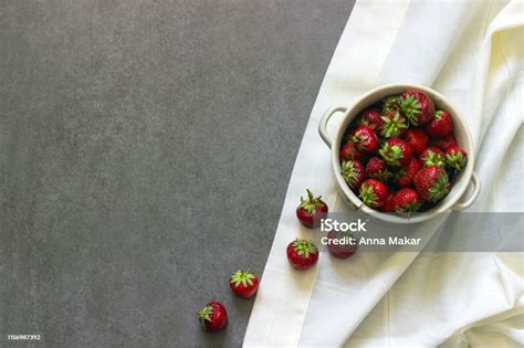 어두운 회색 배경에 흰색 그릇에 신선한 생 유기농 딸기 상단보기 평평한 누워 텍스트의 공간을 복사합니다 0명에 대한 스톡 사진 및 기타 이미지 Istock
