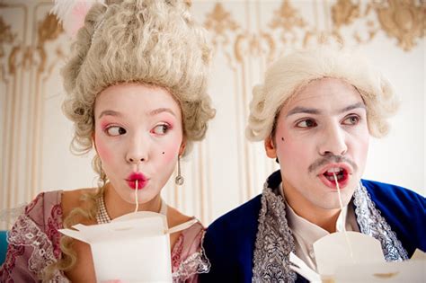 우아한 바로크 양식의 의상을 입은 커플이 역사적인 스타일의 인테리어 환경에서 음식을 즐기고 있습니다 16 17 살에 대한 스톡 사진 및 기타 이미지 Istock