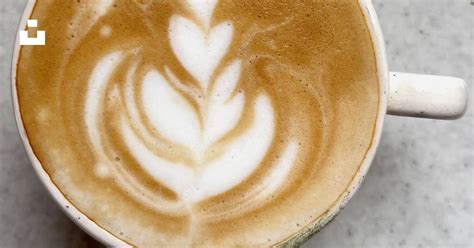 잎 모양의 카푸치노 사진 Unsplash의 무료 라떼 이미지