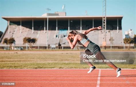 스포츠 인종 및 여성 운동 선수는 피트니스 게임을 위한 경쟁에서 전력 질주를 하거나 트랙에서 에너지 웰빙으로 훈련합니다 빠른 경기장 및 운동 선수 또는 주자 운동 속도 및
