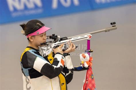 浙江杭州：中国队夺得射击女子50米步枪三姿个人赛银牌 人民图片网