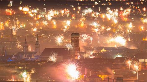 Silvester Weltweit Drohnenkunst Konfetti Und Beten Statt Böllern