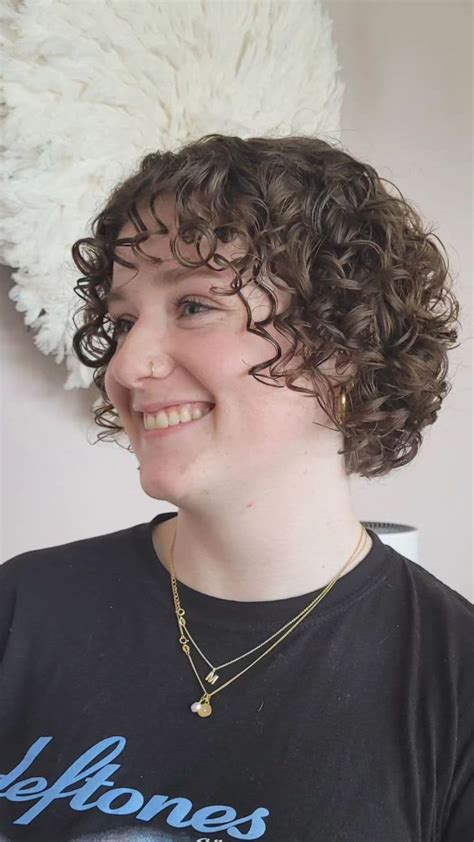 25 Chic Shoulder Length Curly Hairstyles To Elevate Your Look Lookosm