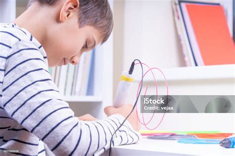 3d 펜으로 새 3d 개체를 만드는 자식입니다 집에서 의배와 오락 과학에 대한 스톡 사진 및 기타 이미지 과학 아이