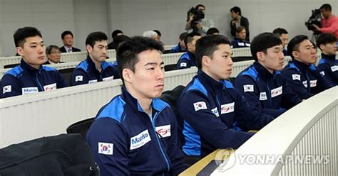 프레젠테이션 경청하는 남자 아이스하키 대표팀