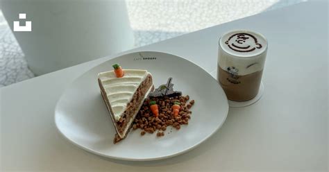 커피 한 잔 옆에 케이크 한 조각을 얹은 흰색 접시 사진 Unsplash의 무료 스누피 가든 이미지