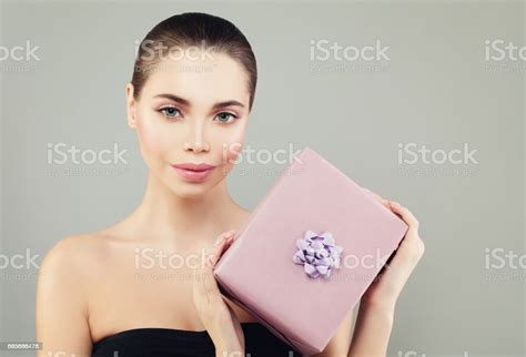 완벽 한 피부와 메이크업 선물 상자를 들고 웃는 모델 여자 갈색 머리에 대한 스톡 사진 및 기타 이미지 갈색 머리 건강한 생활방식 귀여운 Istock