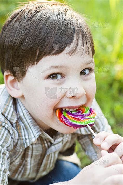 拿着棒棒糖的男孩