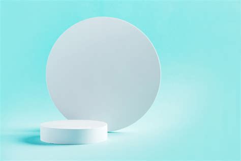 파란색 배경에 제품을 표시하기위한 흰색 기하학적 모양 연단 모노크롬 스테이지 최소한의 스타일로 제품 프로모션을 위해 서 있습니다 디자인공간을 복사합니다 배너 0명에 대한