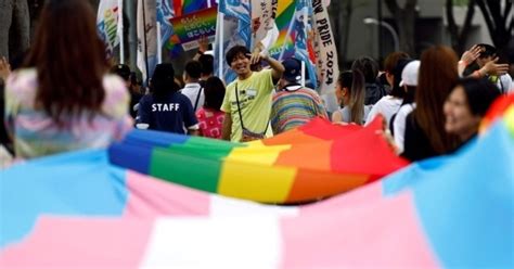 “차별 심해 못살겠다” ‘이 나라서 난민 인정받은 레즈비언 커플