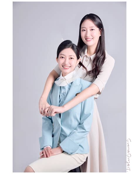 프레임프로젝트 서울 L 프로필사진촬영 개인화보 스튜디오 묘하게 분위기가 비슷한 이 두분은 역시 찐자매😄 유니폼사진은 프레임프로젝트 ️ 프레임프로젝트서울프레임