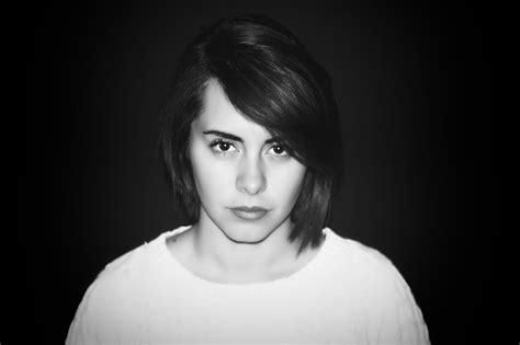 무료 이미지 검정색과 흰색 소녀 여자 화이트 사진술 초상화 모델 어둠 검은 단색화 미소 닫다 얼굴 눈 아름다움 아름다운 예쁜 사진 촬영