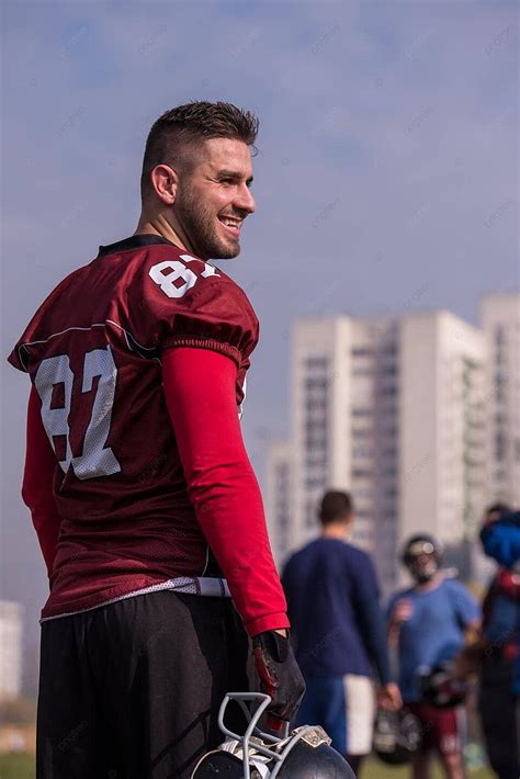 Potret Seorang Pemuda Atlet Sepak Bola Amerika Laki Laki Foto Latar Belakang Dan Gambar Untuk