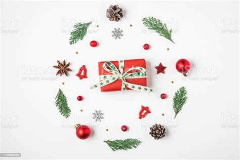 크리스마스 구성 전나무 나뭇 가지 장식 흰색 배경에 선물 상자와 딸기로 만든 크리스마스 화환 0명에 대한 스톡 사진 및 기타 이미지 Istock