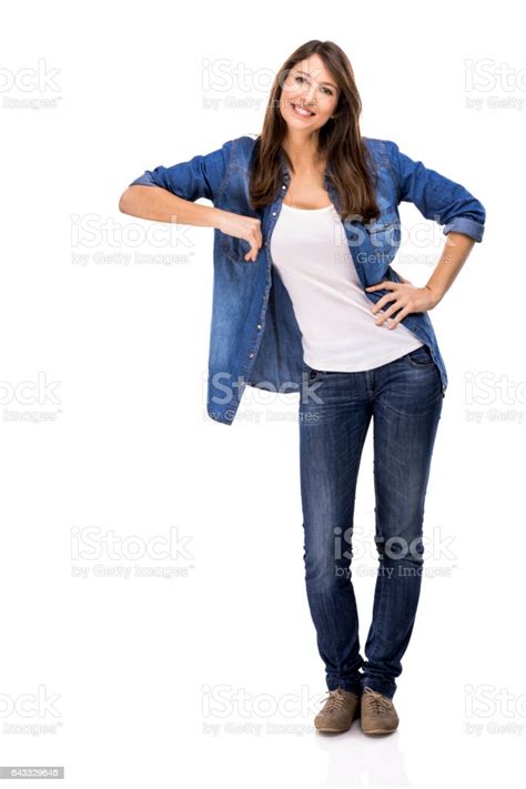 디자이너를위한 카피 스페이스와 흰색 배경 위에 서 있는 아름다운 여성 기대기에 대한 스톡 사진 및 기타 이미지 기대기