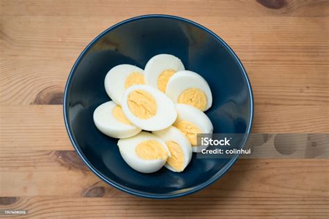 나무 테이블에 그릇 어두운 파란색 그릇에 일부 절반으로 하드 삶은 계란 끓는 물에 삶기에 대한 스톡 사진 및 기타 이미지 끓는 물에 삶기 노랑 단백질 Istock