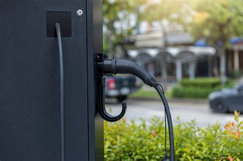 전기 자동차 충전 소 주차장의 하이브리드 자동차 전기 충전기 스테이션 주차 및 충전소에서 전기 자동차 충전 전기 소켓 교통 Ev 0명에 대한 스톡 사진 및 기타 이미지