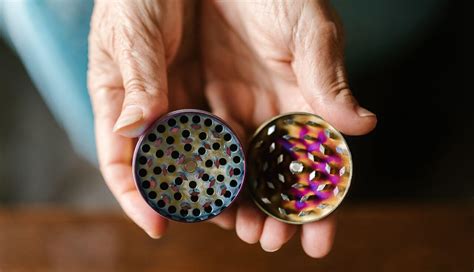 How To Clean A Grinder Screen Step By Step Guide The Bud Post