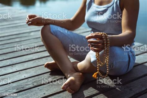 나무 부두에 있는 한 젊은 여성이 연꽃 자세에 앉아 있다 다리 포즈의 보기입니다 명상 자연에서 요가 건강한 생활방식에 대한 스톡 사진 및 기타 이미지 Istock