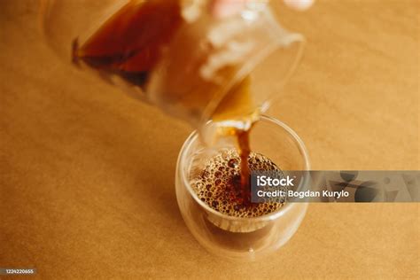 갈색 배경에 컵에 유리 주전자에서 신선한 향기로운 커피를 붓는 대체 커피 양조 V60 바리스타 메이킹 필터 커피 갈색에 대한 스톡 사진 및 기타 이미지 Istock