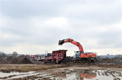 건설 현장에서 일하는 이동식 턱 석재 분쇄기 및 무거운 굴삭기 개발에 대한 스톡 사진 및 기타 이미지 개발 개발형 광산 건설 기계류 Istock