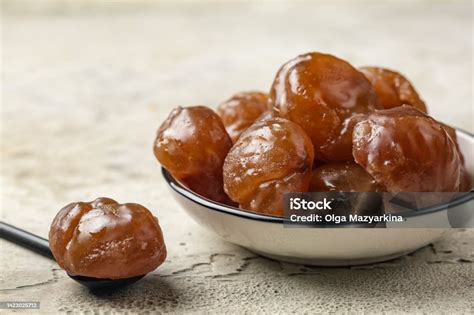 밤나무 설탕 시럽과 유약 또는 마론 빙하 과자 이탈리아 북부와 프랑스 남부에서 기원 클로즈업 마롱글라세에 대한 스톡 사진 및 기타 이미지 Istock