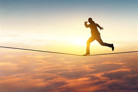 사업가 통해 점프 비즈니스 위험과 성공 개념입니다 혼합 매체 프리미엄 사진