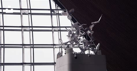 Una Escultura Frente A Un Gran Ventanal En Un Edificio Foto Imagen De