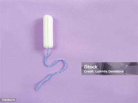 보라색 배경에 면 탐폰 1 개 생리 주기 기간 개념입니다 여성 일 위생 보호 평면도 평 신도 0명에 대한 스톡 사진 및 기타 이미지 Istock