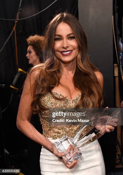 Sofia Vergara Poses With Her Award Backstage At The Peoples Choice