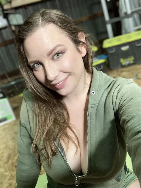 A Quick Selfie Before I Get Down To Work Rcougarsandmilfssfw